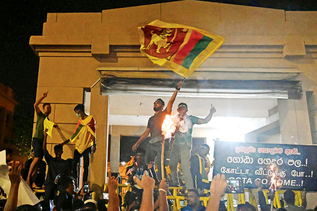 Public Pummeling of Rajapaksa Rascals – Ilankai Tamil Sangam